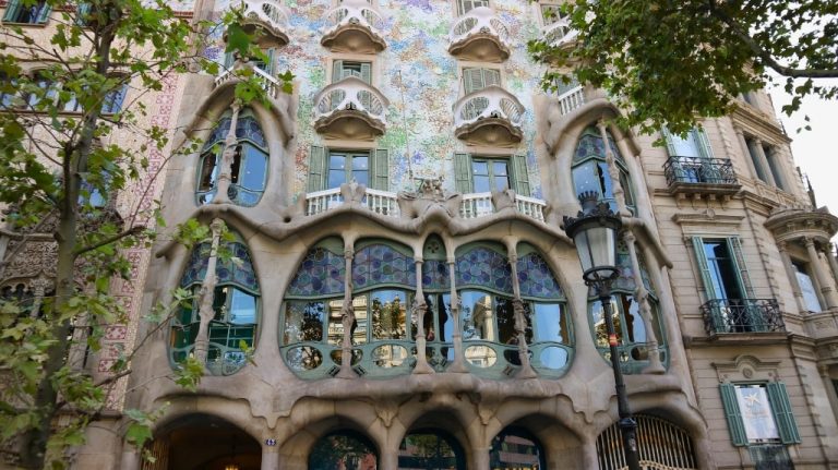 21 Famous Buildings in Barcelona That Define the City